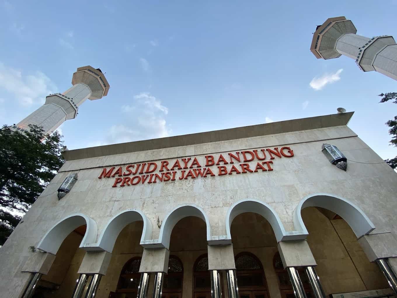 Masjid Raya Bandung: Ikon Spiritual dan Keagungan Arsitektur di Kota ...